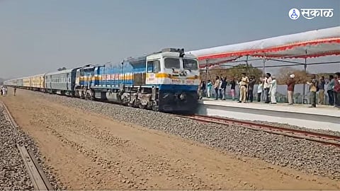 Beed News: बीडकरांचं पस्तीस वर्षांचं स्वप्न... हायस्पीड रेल्वे धावली ...