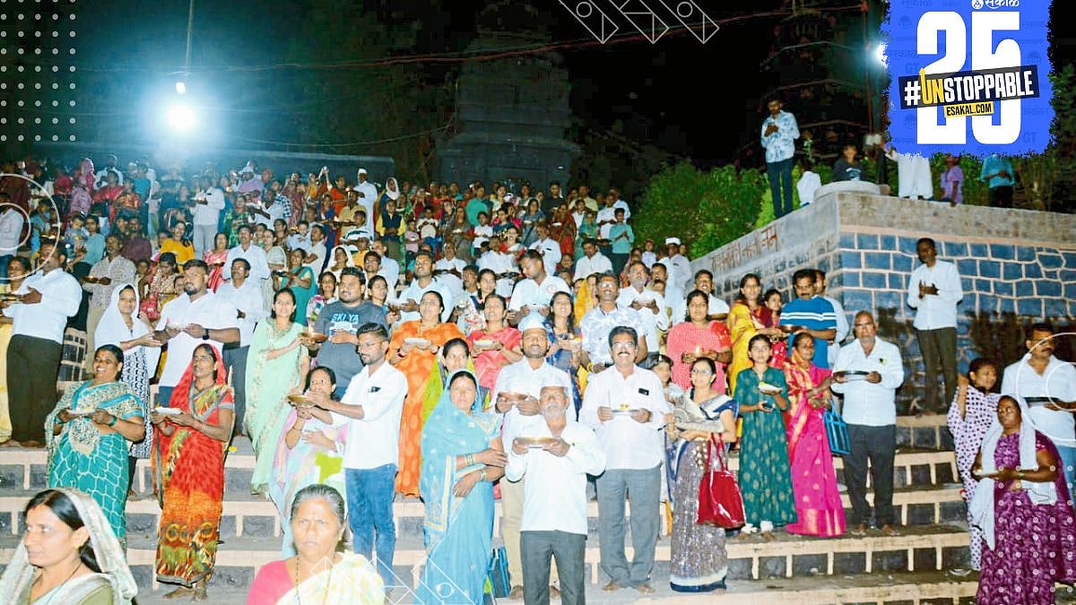 Kopargaon : कुंभारीत गोदावरी तीरावर भक्तीचा महापूर: प्रदोषनिमित्त १००८ ...