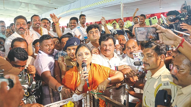 Kolhapur News : नविद मुश्रीफांना शौमिका महाडिकांनी म्हटलं पळपुटे; बहीण ...