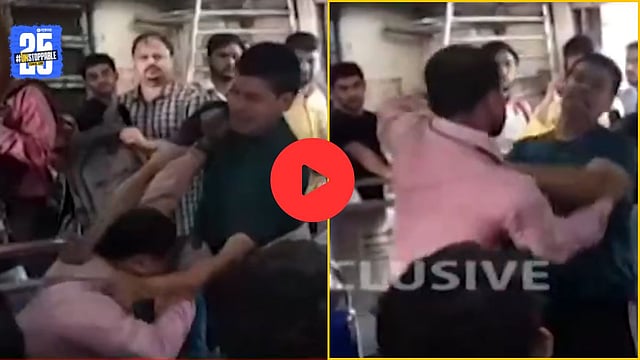 Mumbai Local Train Fight Video Viral | मुंबई लोकल ट्रेनमध्ये दोन ...