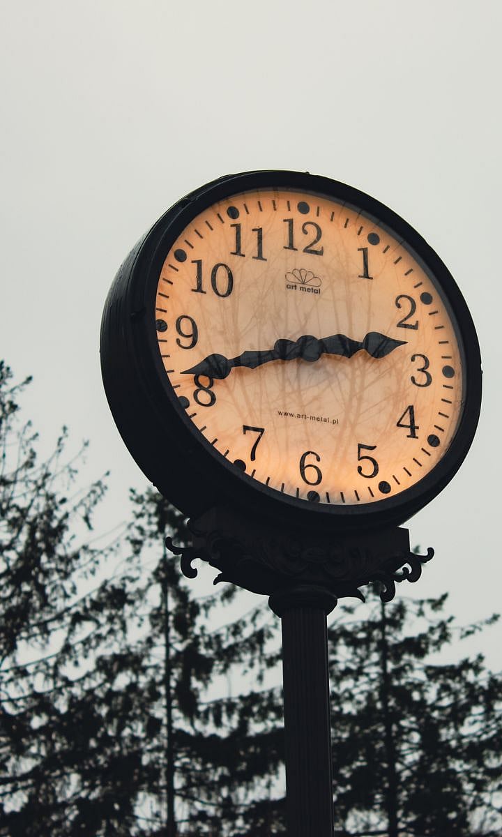 Why dont hands of clock move counterclockwise? | घड्याळाचे काटे डाव्या ...