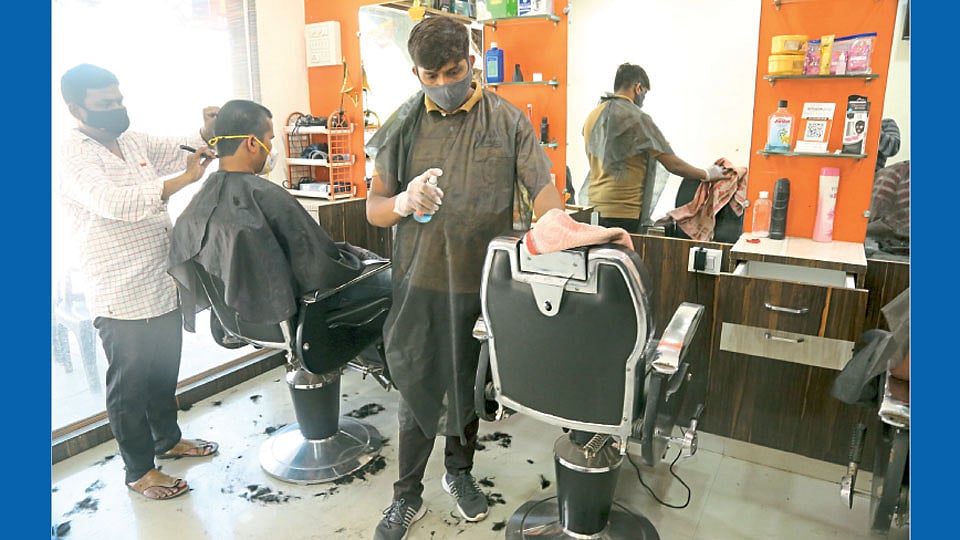 ब्युटी पार्लर, सलूनची दारे उघडली; नागरिकांची मोठी गर्दी