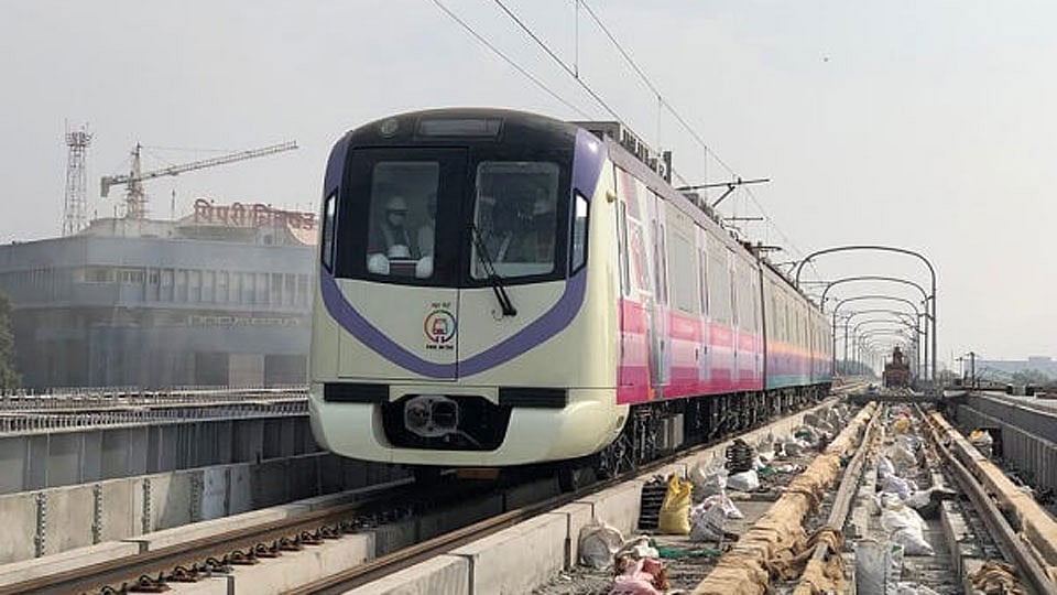 Pune Metro : पुणे मेट्रो धावणार विनाचालक
