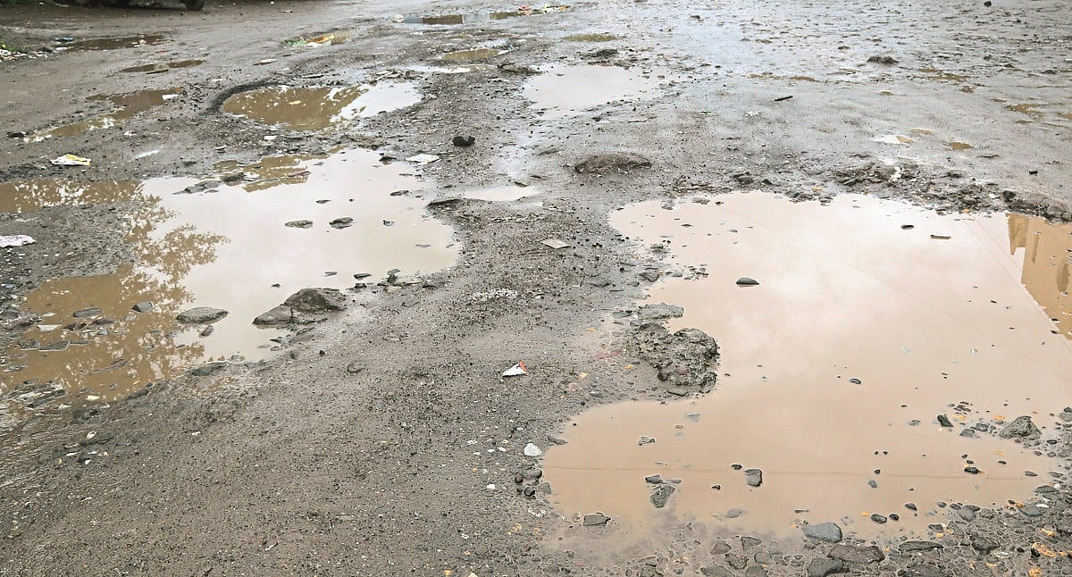 मुळशीत रस्त्यावर खड्ड्यांमुळे ‘डान्सिंग कार’चा अनुभव