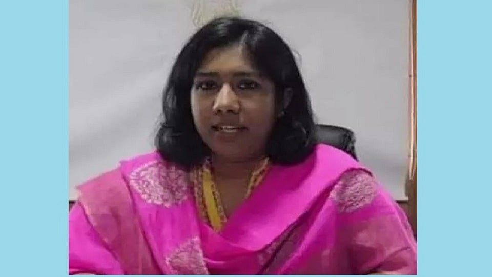 आयएएस 'आंचल गोयल' नेमके कुणाला नको होत्या...?