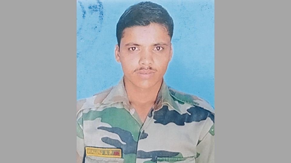 नाशिकचे जवान अर्जुन वाळूंज आत्महत्येप्रकरणी पत्नीसह चौघांवर गुन्हा