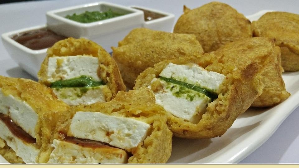 Paneer Stuffed Pakoda Recipe: पावसात या डिशचा आनंद घ्याच