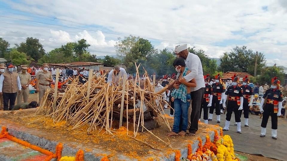 साताऱ्याच्या सुपुत्रावर शासकीय इतमामात अंत्यसंस्कार; लहानग्या ...