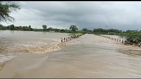 Hingoli Rain : कयाधूच्या पुलावरुन पाणी,वीस गावांचा संपर्क तुटला/Hingoli ...