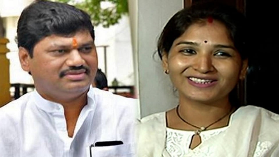 धनंजय मुडेंच्या विरोधात लढणार : करुणा शर्मा | Karuna sharma