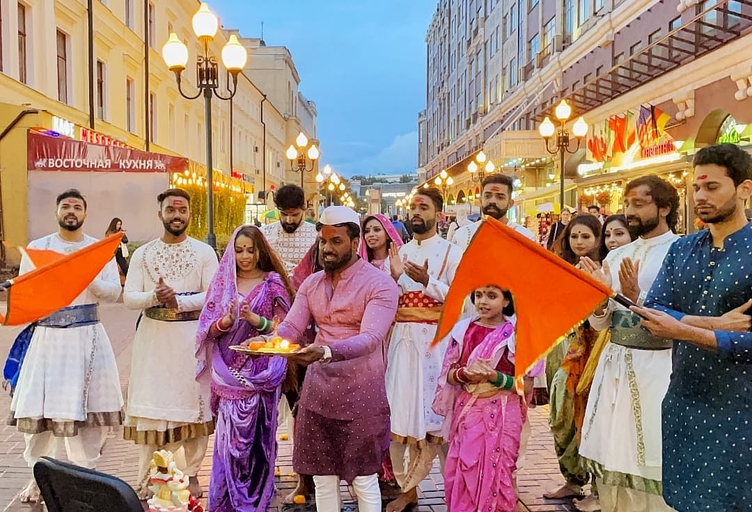 रशियन नागरिकांनाही महाराष्ट्रीयन संस्कृतीची भूरळ, वाजत-गाजत गणरायाचं आगमन