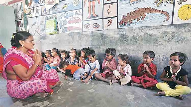 अंगणवाडी सेविकांसाठी बारावीची अट