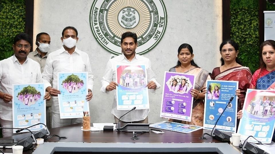 रेड्डी सरकारचा स्तुत्य उपक्रम; मुलींना देणार मोफत सॅनिटरी नॅपकीन्स