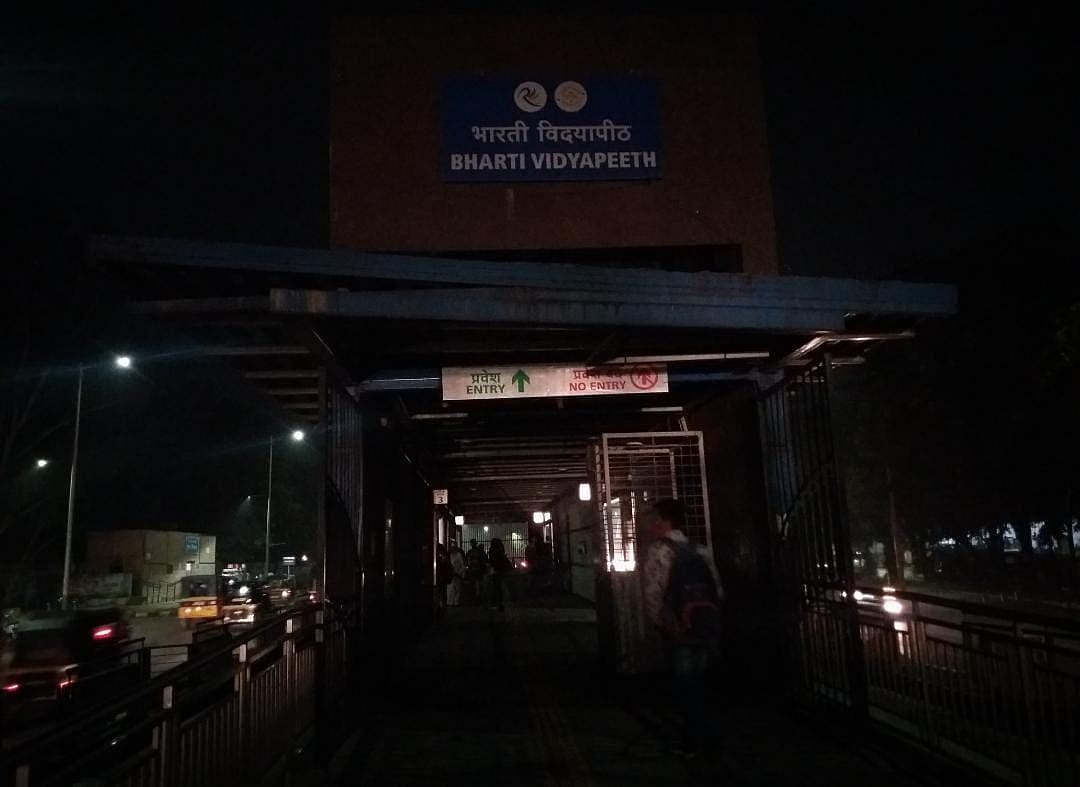 पुणे : भारती विद्यापीठ बसथांबा अंधारात; प्रवाशांचे हाल | PMT Bus Stop