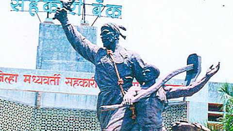 जिल्हा बँकांचा केंद्रबिंदू शेतकरी राहील का?