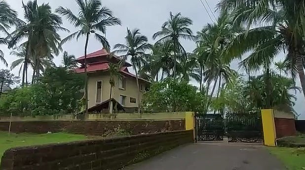 Narayan Rane Bungalow | सोमय्यांच्या पत्रकार परिषदेआधीच राणेंना धक्का ...