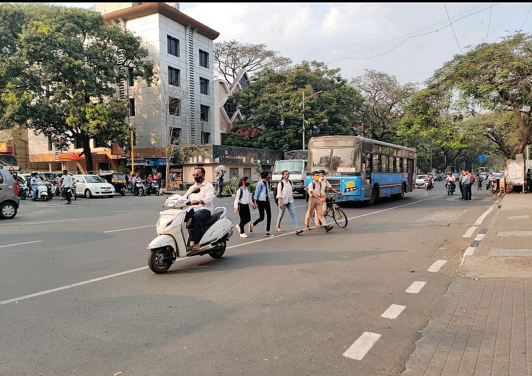 JM Road: भुयारी मार्ग बंद असल्याने विद्यार्थ्यांची सुरक्षा वाऱ्यावर