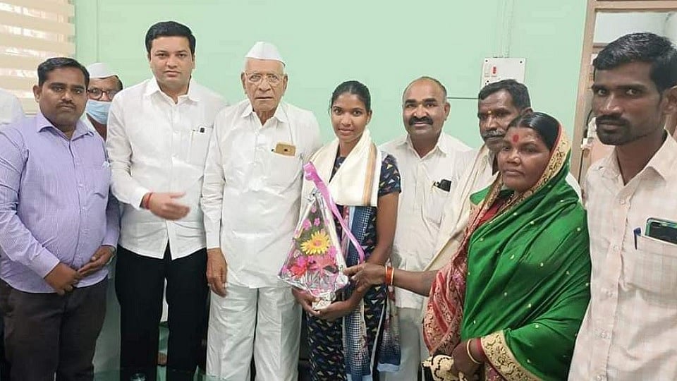 रोजंदारीवर काम करणाऱ्या मजुराच्या मुलीची गरुडझेप, मेहनतीच्या जोरावर ...