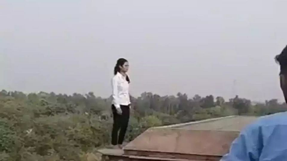 Akshardham Metro Station : छतावरुन उडी मारलेल्या तरुणीचा मृत्यू