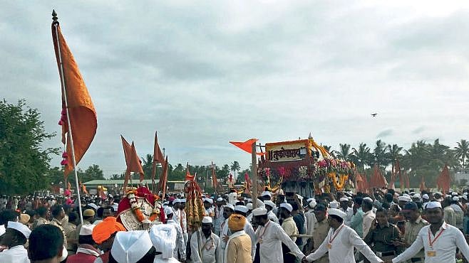 Ashadi Wari 2023 : वाऱ्याची झुळूक घेत मोठा टप्पा ओलांडला; पालखी यवतला ...