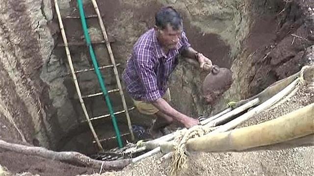 ६० वर्षीय शेतकरी गंगाभाई पवार यांनी पाण्यासाठी खोदल्या पाच विहिरी