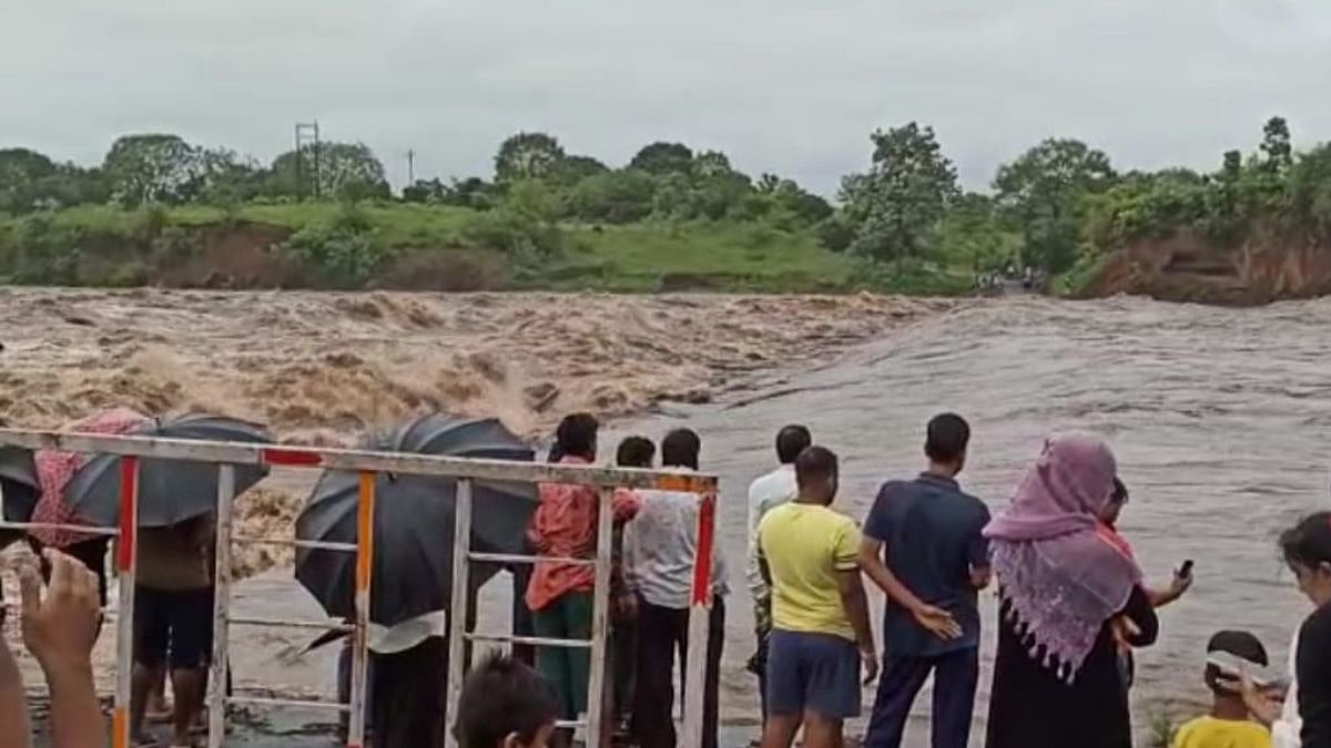 Kolhapur Flood Update : धरणे भरली नाहीत, मग पूर का आला ? Kolhapur flood update rain alert dams ...