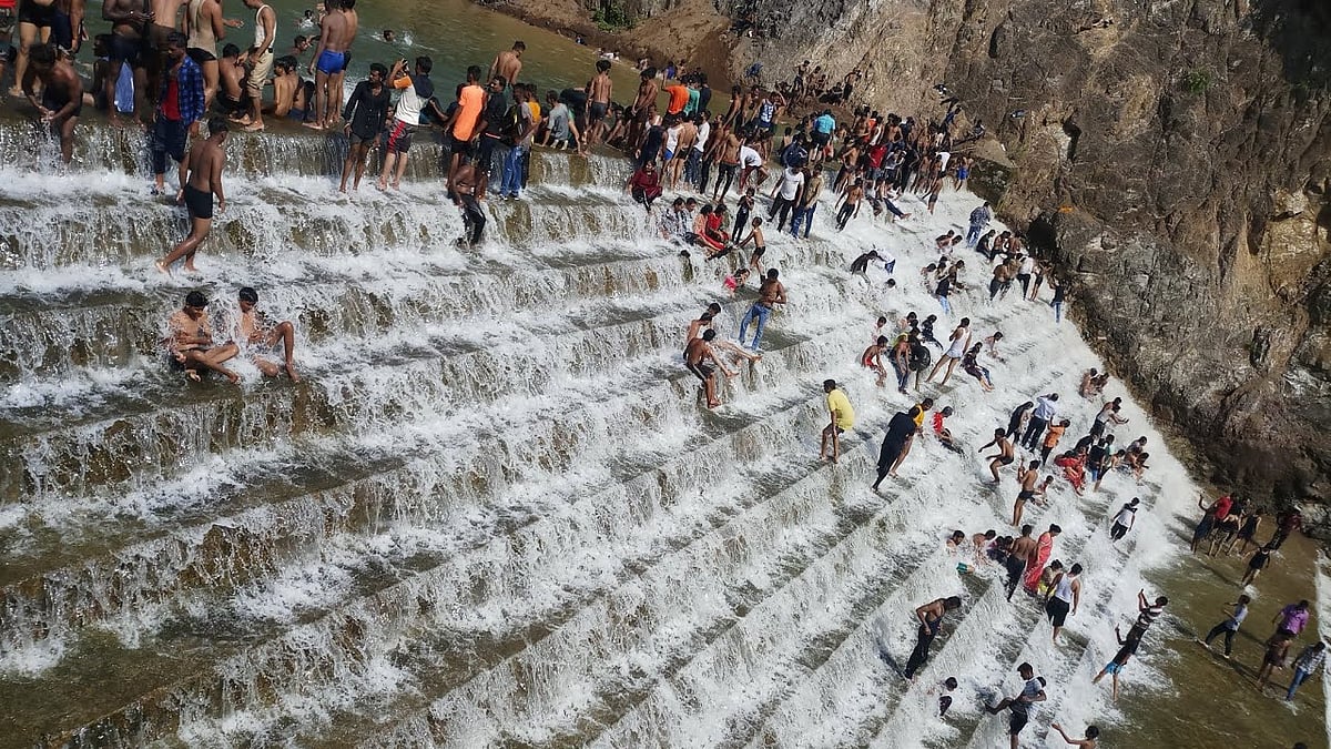 Latest Marathi News | Jalgaon : निंबादेवी धरण, मनुदेवी धबधब्यावर ...