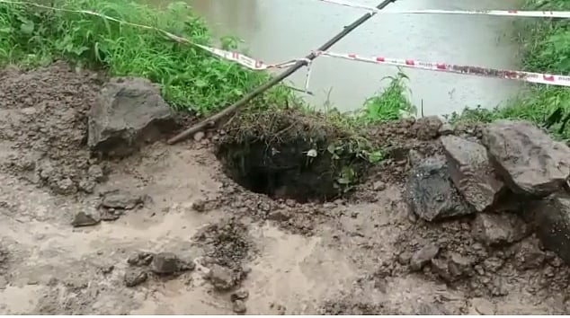 चिरड गावच्या पुलाचा काही भाग खचला; अवजड वाहनांना पुलावरुन बंदी