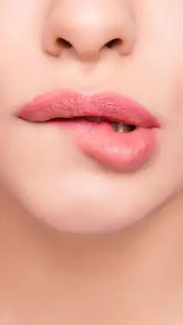 Dry Lips: ओठ होतील गुलाबाच्या पाकळ्या; करा 'हे' उपाय!