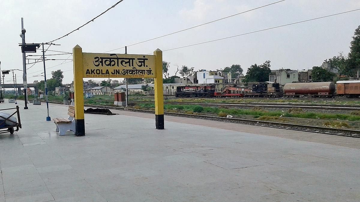 Akola : रेल्वे स्टेशन परिसरातील मालधक्क्यावरून माल वाहतूक