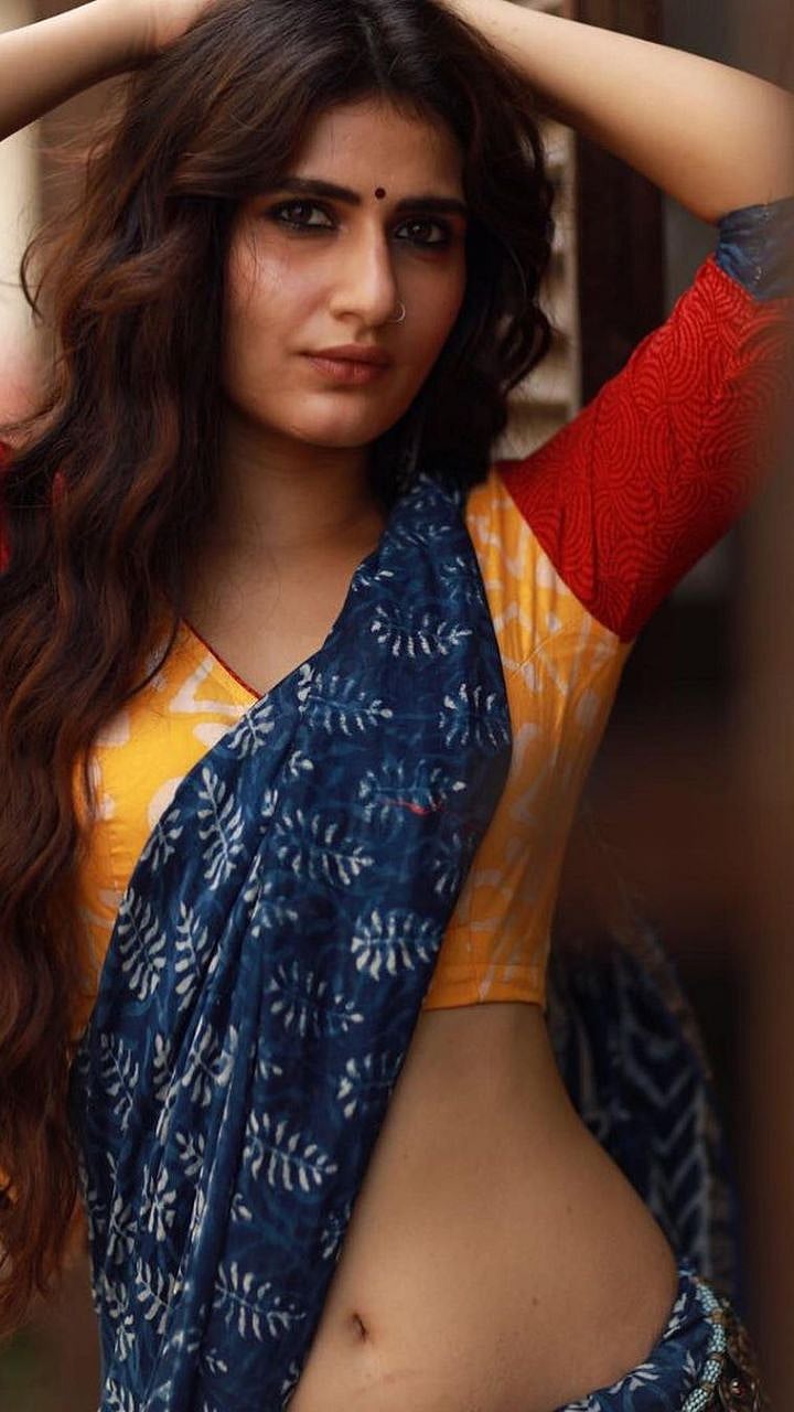 Fatima Shaikh : लाल बिंदी अन् निळ्या साडीत 'दंगल गर्ल'च अप्रतिम लूक