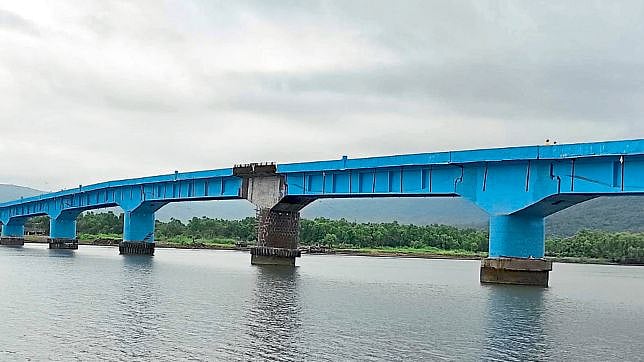 Ambet Mhapral Bridge : दुरुस्तीची वाट पाहतोय रखडलेला आंबेत पूल