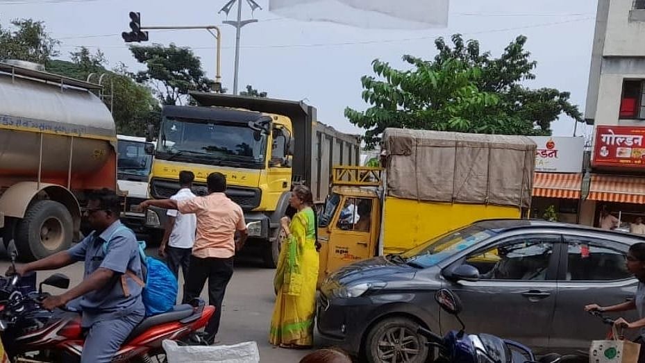 Sharad Pawar:...जेव्हा प्रतिभाताई पवार गाडीतून उतरून वाहतूक कोंडी दूर करतात