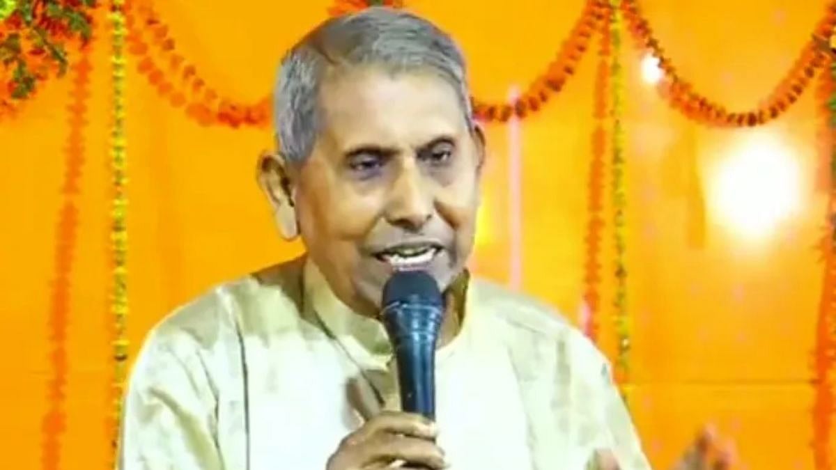 VIDEO : प्रवचन देताना स्टेजवरच हृदयविकाराचा झटका; लोक म्हणाले, असा ...