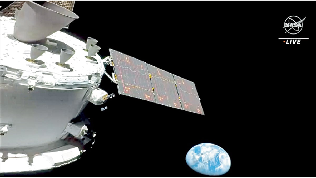 Nasa's Orion capsule : कामगिरी फत्ते! नासाची ओरिअन कॅप्सुल पोहोचली ...