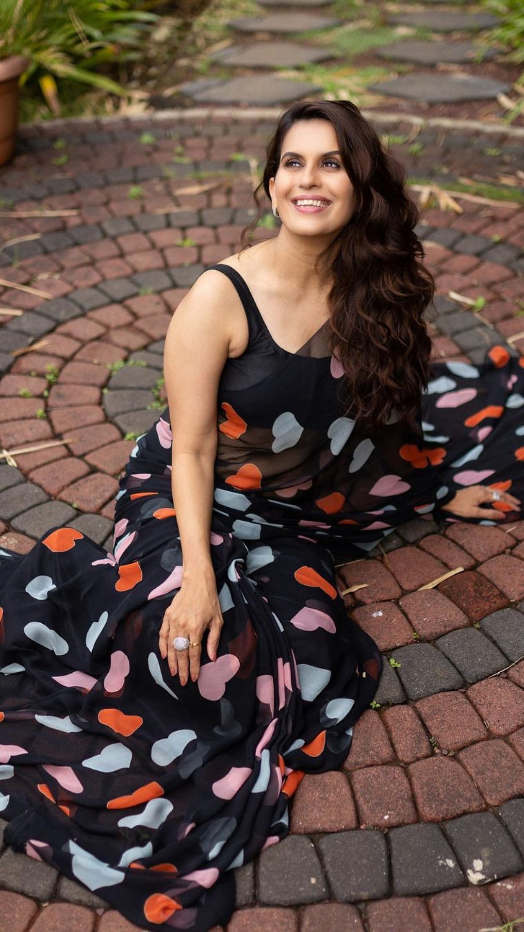 Sonali Khare : काळ्या साडीत सोनालीने जिंकली चाहत्यांची मनं