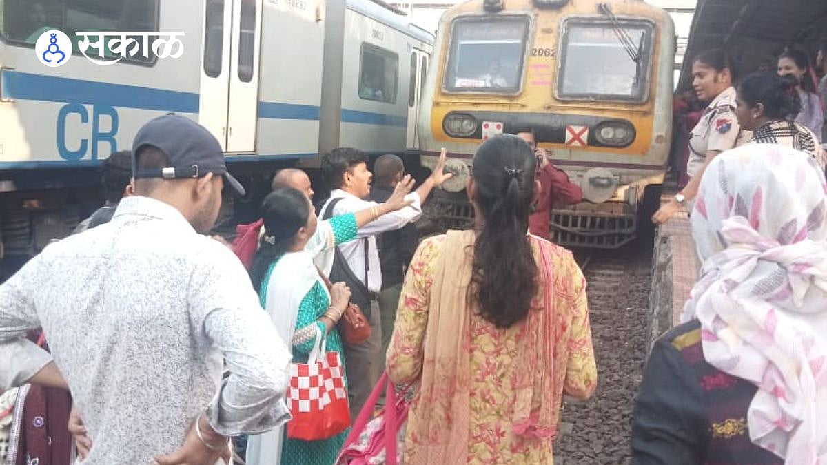 Mumbai Local: टिटवाळा स्टेशन परिसरात प्रवाशी चाकरमाण्यांचा रेल्वे रोखो