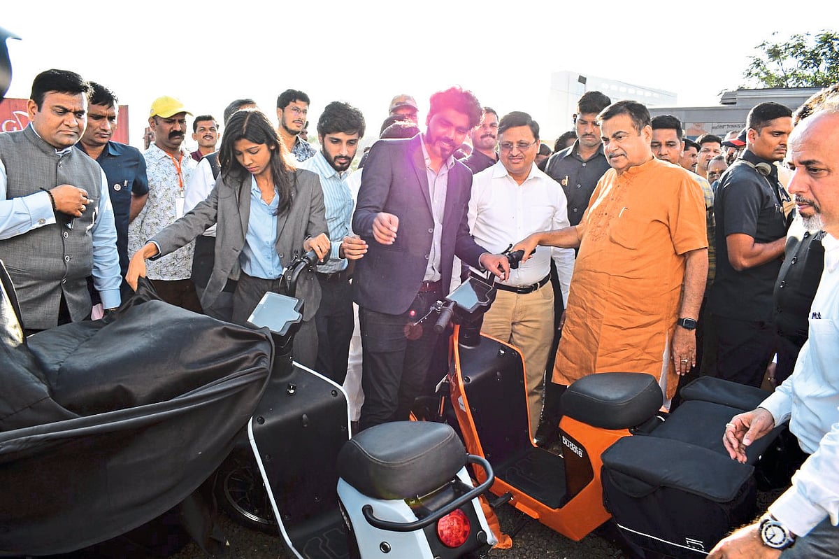 Nashik News : नाशिकच्या युवकांचा Revamp Motoचा स्टार्टअप! नितीन ...