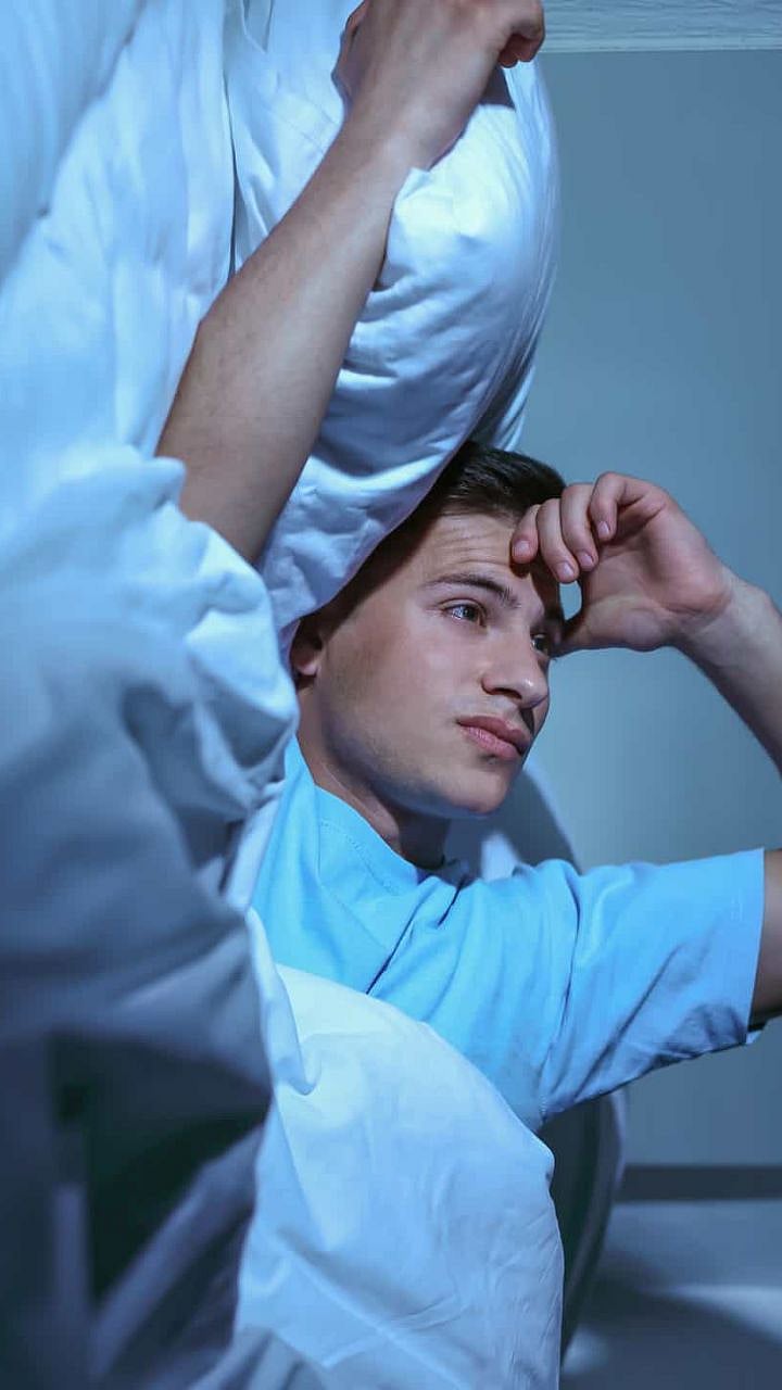 Sleeping Disorder : 7 तासापेक्षा कमी झोपता? होऊ शकतात 'हे' गंभीर आजार
