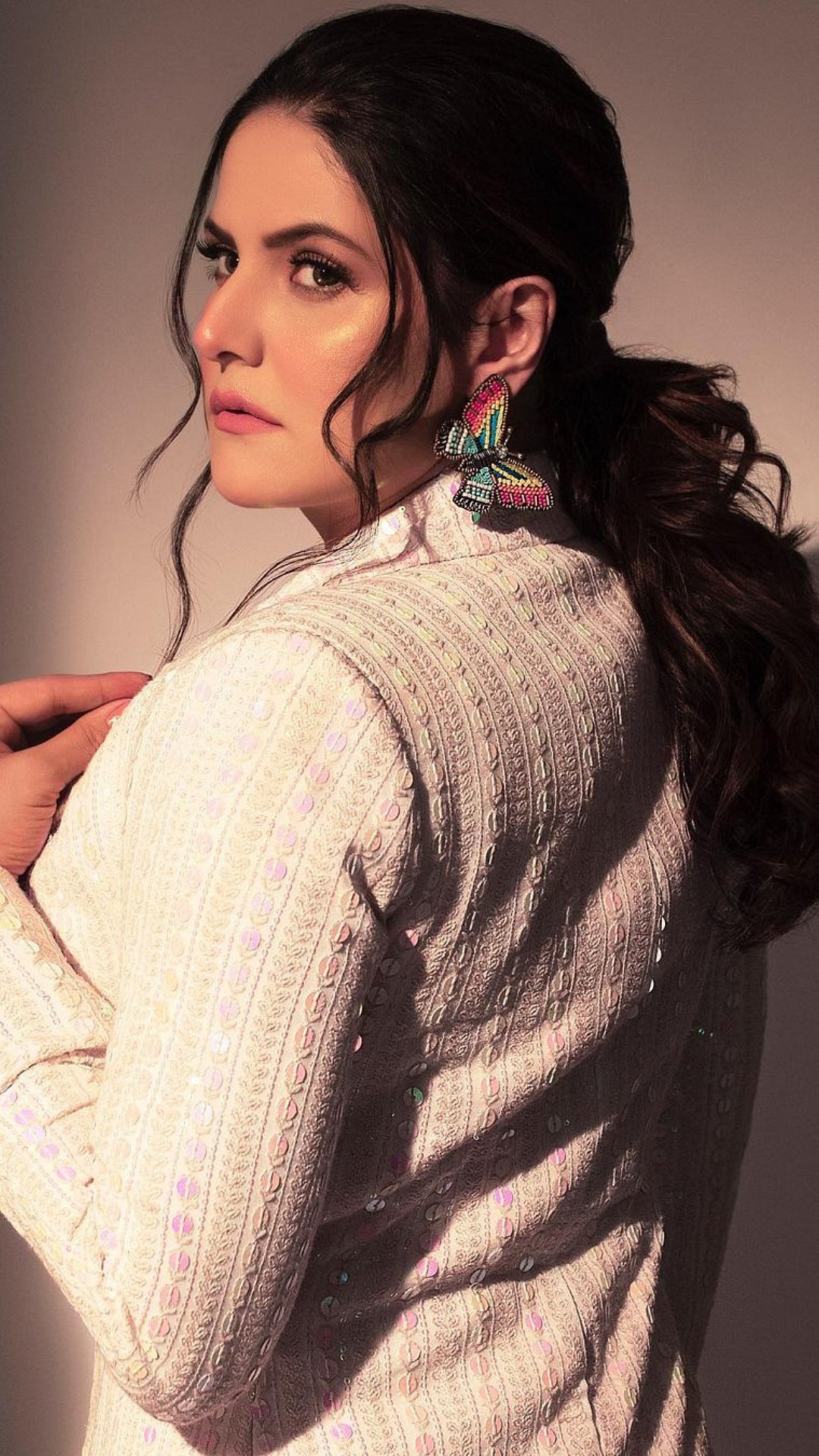 Zareen Khan : झरीनच्या हटके आणि बोल्ड लूकवर चाहते फिदा