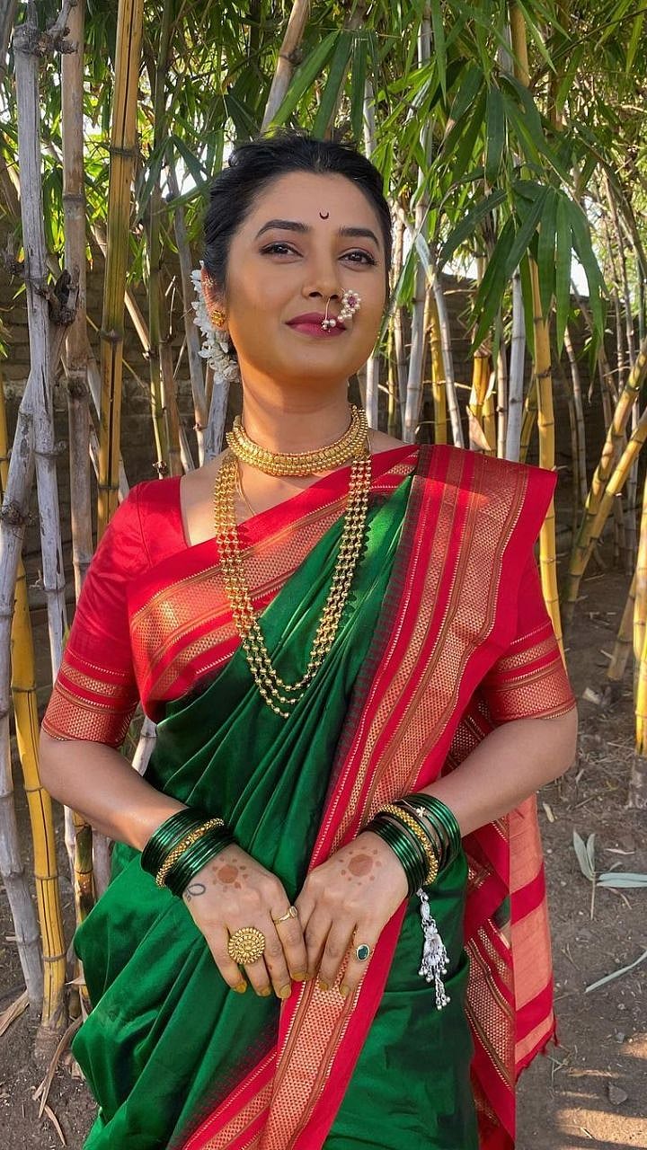 World Saree Day 2022: साडी असावी तर प्राजक्ताच्या साडीसारखी