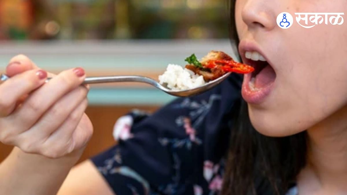 Eating Food With Hands : तूम्हालाही चमच्याने जेवायची सवय आहे का? मग ...