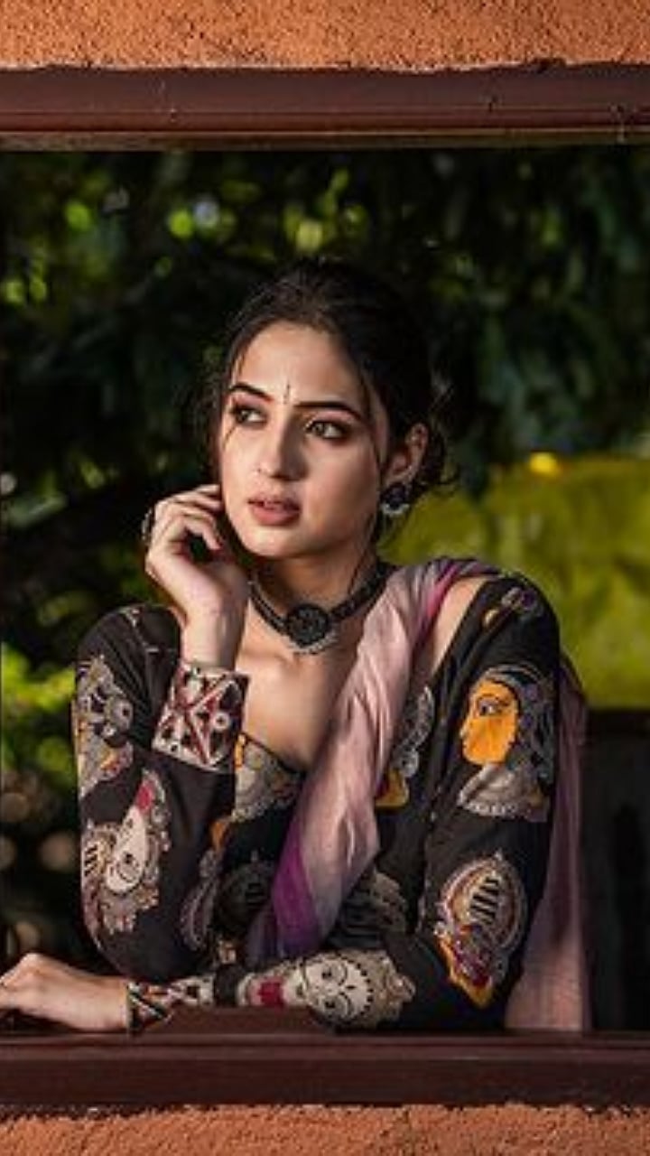 Vidula Chougule : कुणाकडं टक लावून पाहतेय विदू... actress Vidula Chougule unseen photos on her ...