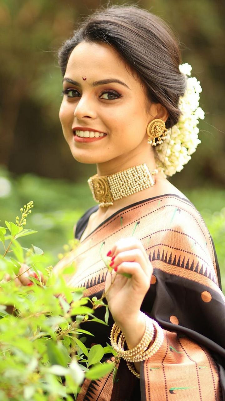 Tushna Chandratre: तृष्णानं नेसली काळी साडी, अन् पोरांचे डोळे पांढरे झाले..