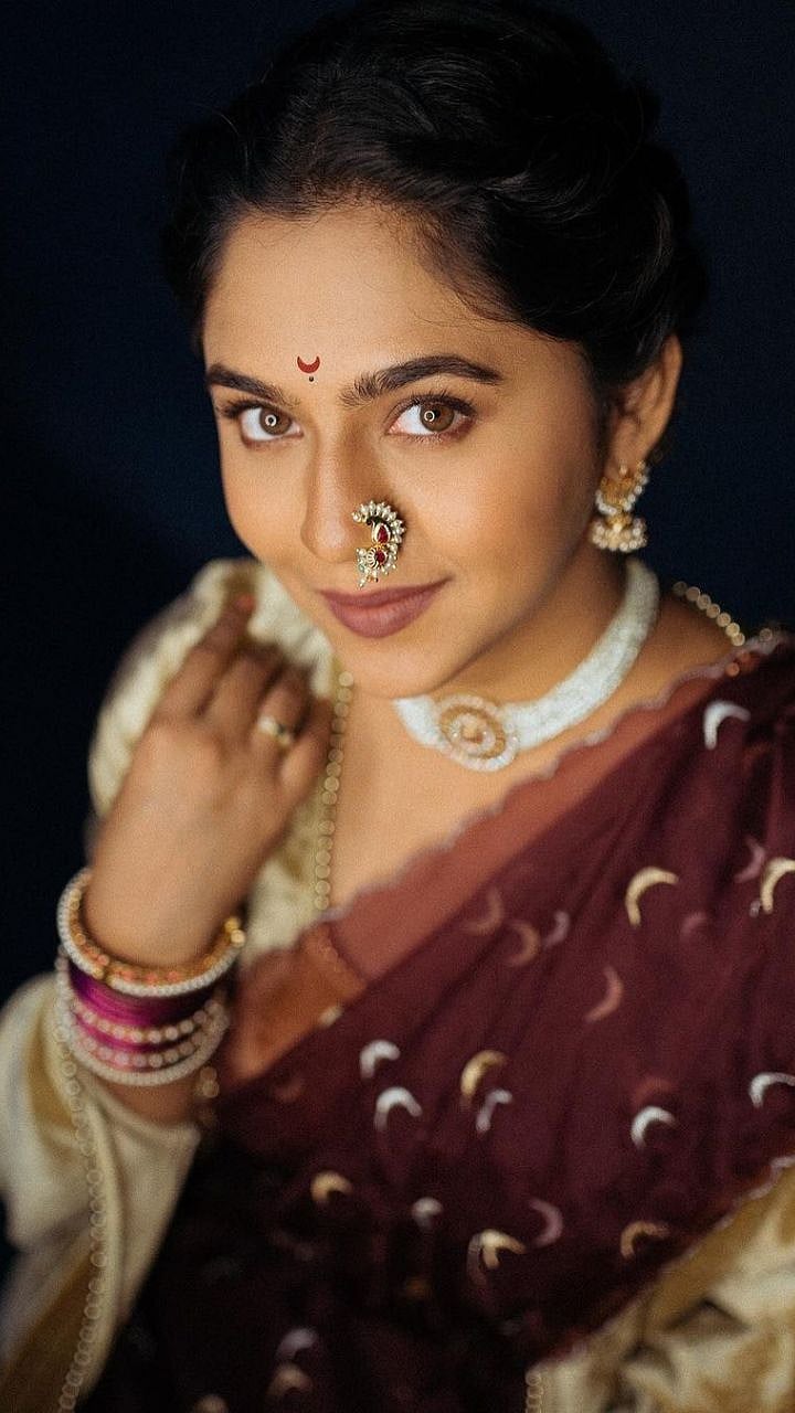 Mrunmayee Deshpande: डोळे हे जुलमी गडे मजकडे रोखुन पाहू नको.. मृण्मयी