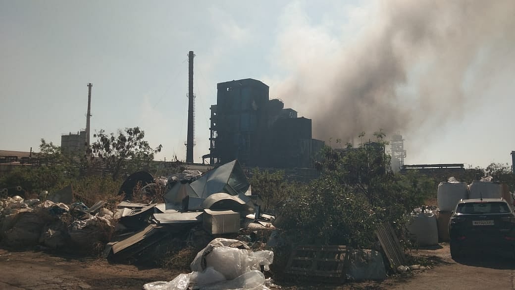 Jindal Fire Accident : जिंदालची आग विझवण्यासाठी NMCची 12 अग्निशमन वाहने ...