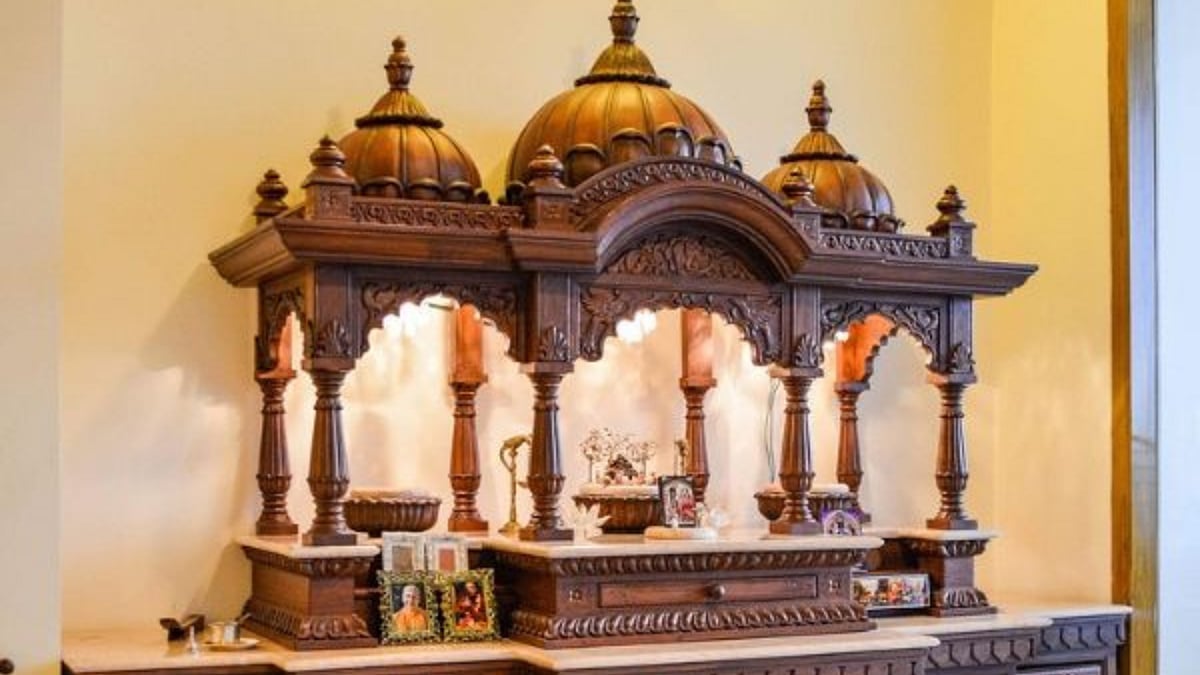 Vastu shastra: घरात सदैव सुख शांती नांदण्यासाठी घराच्या देव्हाऱ्यामध्ये ...