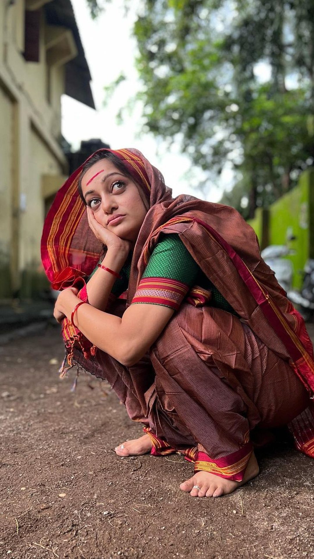 Mansi Naik : गं बाई किती वेळ झालं मी बघतेय वाट रिक्षावाल्याची..