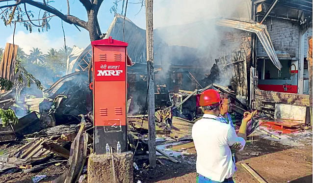 Alibaug Dumping ground fire : धुरामुळे कोंडला श्‍वास