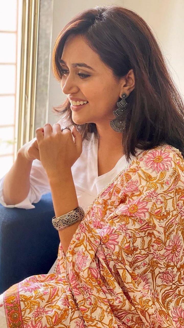 Sanvikaa : 'पंचायत'मधल्या रिंकीचं गुलाबी सौंदर्य